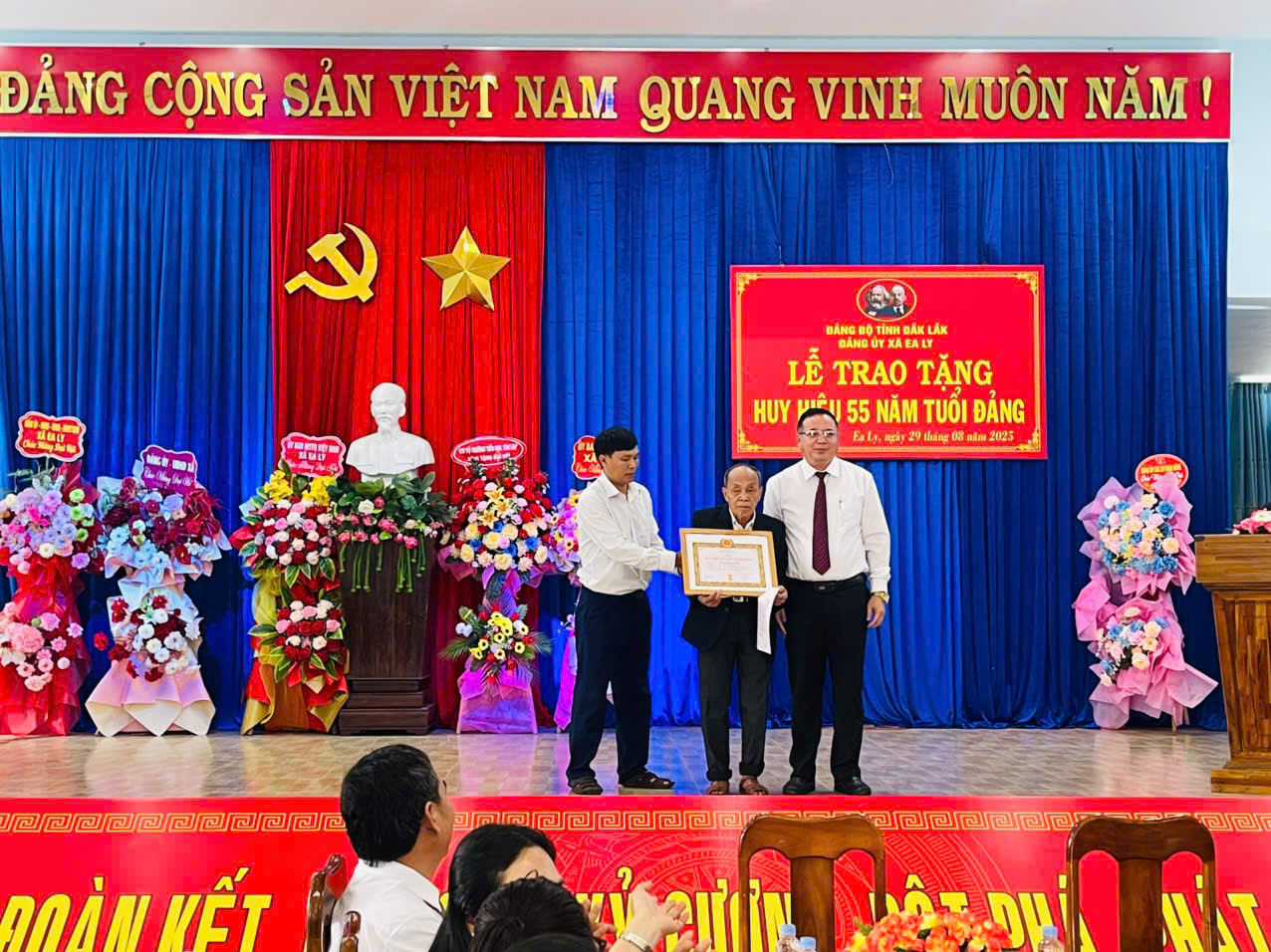 ĐẢNG BỘ XÃ EA LY TRANG TRỌNG TỔ CHỨC LỄ TRAO HUY HIỆU ĐẢNG ĐỢT 2/9.